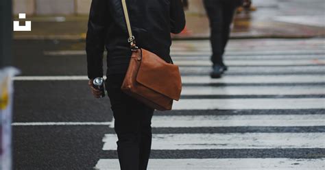 우산을 들고 있는 여자 사진 Unsplash의 무료 뉴욕 이미지