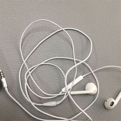 旧苹果有线耳机改线 苹果耳机改线材 苹果有线耳机焊接 大山谷图库
