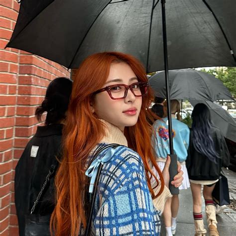 입술 츄 내미는 르세라핌 뿔테안경 허윤진 롱부츠 각선미