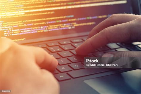 근접 촬영 프로그래머 화면에 코딩입니다 Html 코딩 및 프로그래밍 노트북 화면 웹 개발 개발자에 손 방송 프로그램에 대한 스톡 사진 및 기타 이미지 Istock