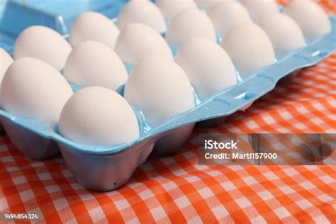 바둑판 무늬 테이블 천이 있는 소박한 테이블에 계란 상자 건강한 생활방식에 대한 스톡 사진 및 기타 이미지 건강한 생활방식 건강한 식생활 고리 세공 Istock