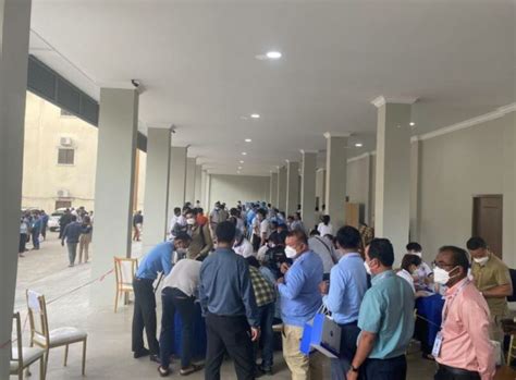 អ្នកសារព័ត៌មានជាតិ និងអន្តរជាតិ បានមកធ្វើតេស្តរហ័សជំងឺកូវីដ ១៩ ដើម្បីត្រៀមជួបជុំរវាងសម្តេចតេជោ