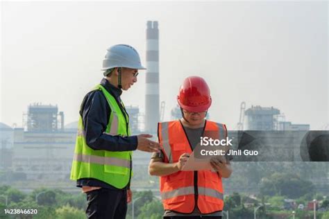 두 명의 엔지니어가 연구에 대해 논의하고 있습니다 2명에 대한 스톡 사진 및 기타 이미지 2명 30 34세 35 39세 Istock