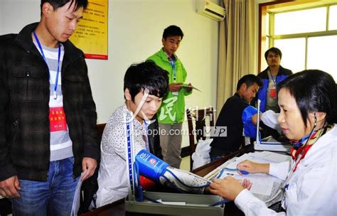 江苏扬州征兵开始体检 人民图片网