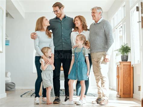 Gran Sonrisa Familiar Y Abuelos Con Padres E Hijos En El Hogar Por Amor
