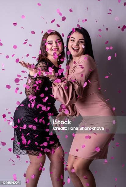 회색 배경에 고립 된 색종이에서 춤을 추는 두 명의 아름다운 젊은 여성 불기에 대한 스톡 사진 및 기타 이미지 불기 색종이 조각 여자 Istock