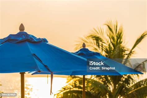 레저 여행에 대 한 호텔 및 리조트 사용한 바다 바다와 해변에서 수영장 주위 우산 고급 호텔에 대한 스톡 사진 및 기타 이미지 고급 호텔 데크 물 Istock