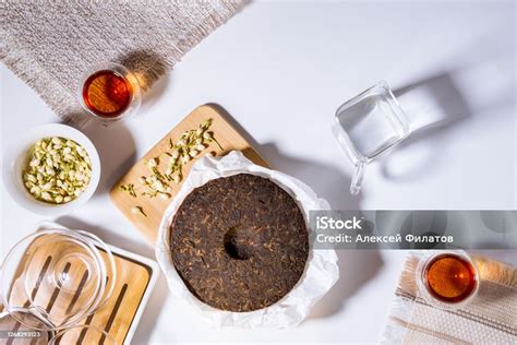 중국 다도 허브 차 전통 아시아 홍차 흰색 배경에서 상단 보기입니다 플랫 레이 Pu Erh에 대한 스톡 사진 및 기타 이미지 Pu Erh 건강관리와 의술 건조 식품