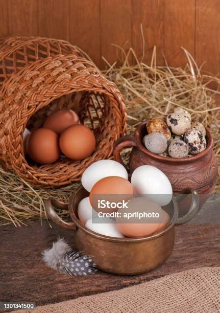 나무 바구니에 갈색 계란 배경에 노른자를 가진 깨진 달걀 갈색에 대한 스톡 사진 및 기타 이미지 갈색 개체 그룹 건강한 생활방식 Istock