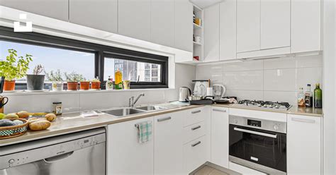 흰색 캐비닛과 스테인리스 스틸 가전제품이 있는 주방 사진 Unsplash의 무료 실내 이미지