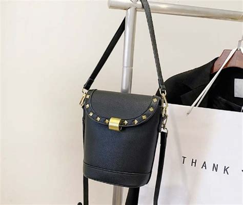 Bb 어반브로스 여성 플랩 크로스백 스터드 장식 원통형 바구니 숄더 핸드 클러치 가방 심플 러블리 데일리 스타일 캐주얼 패션