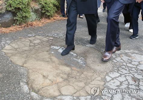 전두환 비석 밟는 심상정 연합뉴스