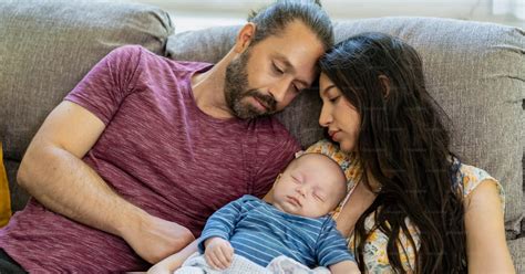 갓 태어난 아기를 둔 행복한 가족 두 부모가 거실의 소파에서 함께 쉬고 있다 사진 Unsplash의 기쁨 이미지