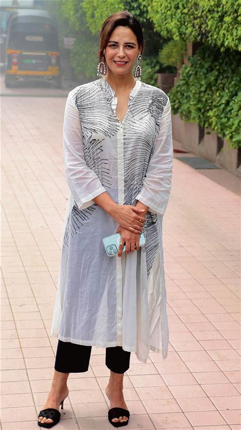 Mona Singh Drops First Picture Of Shah Rukh Khan From His 58th Bday Bash Enjoys Her Fan Moment