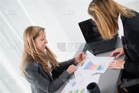 两个年轻的商业女性分析数据