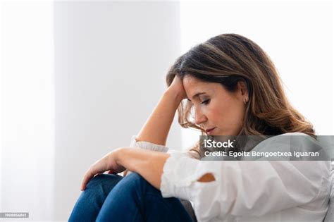 슬픈 표정으로 집에 앉아있는 외로운 여자 우울함에 대한 스톡 사진 및 기타 이미지 우울함 여자 슬픔 Istock