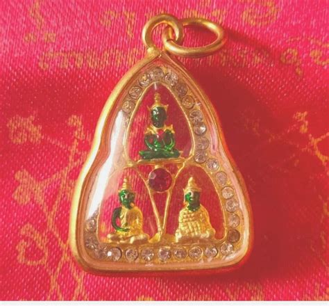 จี้พระแก้วมรกต พระแก้วมรกต 3 ฤดู พระแก้วมรกต พระพุทธมหามณีรัตนปฏิมากร กรอบสีทอง พระเครื่อง พระ