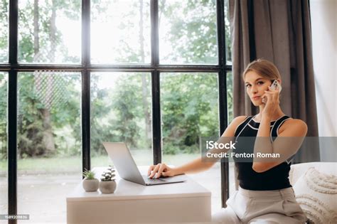 직장에서 전화로 컨설팅을 하고 사무실에서 일하는 직장에 앉아 공간을 복사하는 진지한 성공적인 비즈니스 여성 20 24세에 대한