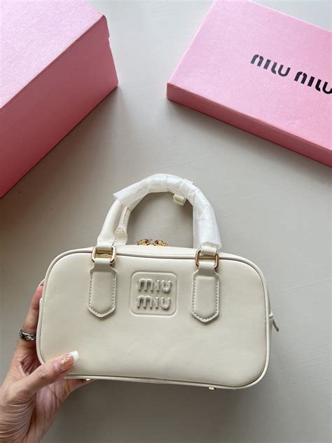 Miu Miu Сумка купить с доставкой по выгодным ценам в интернет магазине Ozon 1485439484