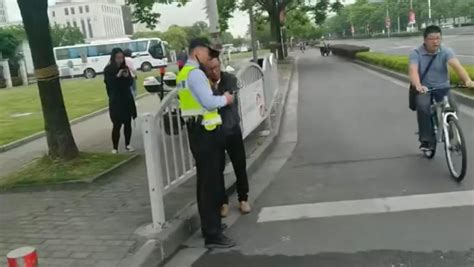 城事 行人不在人行道内行走，警告！