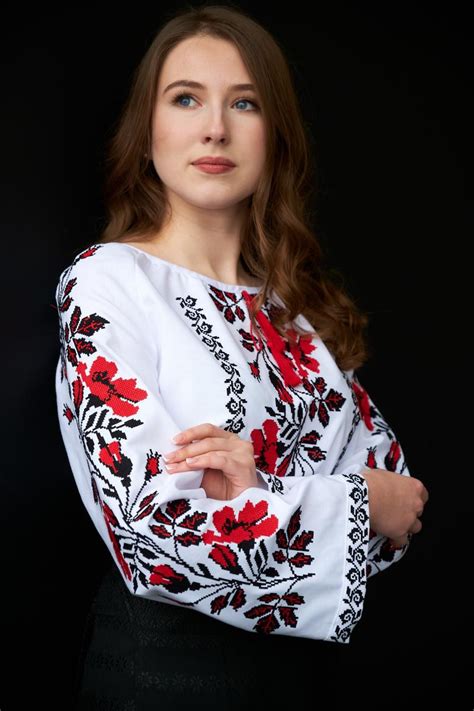 Витончена жіноча вишиванка Квітковий мотив