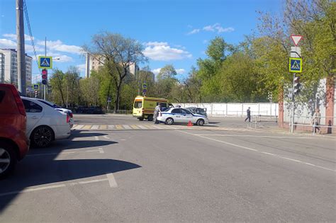 도로 교통 사고 두 대의 자동차가 서로 충돌 했습니다 포 르 쉐 카이엔은 스코다를 쳤 습니다 경찰과 구급차가 도착 했습니다 Škoda에 대한 스톡 사진 및 기타 이미지