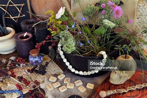 제단 테이블에 허브 룬 양초가 있는 마녀 냄비 오컬트 밀교 및 점술 정물 마법 의식을 위한 빈티지 물건이 있는 신비한 할로윈 배경 0명에 대한 스톡 사진 및 기타 이미지