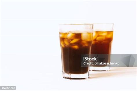 홍차 커피 또는 콜라와 얼음 유리 흰색 배경에 복사 공간이 있는 수평 사진입니다 테이블에 음료와 함께 두 잔 여름 음료 아이싱에 대한 스톡 사진 및 기타 이미지 Istock