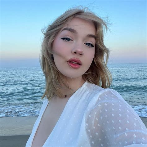 Донька Євгена Кошового Варвара показалася у сукні з декольте у Болгарії фото Новини шоу