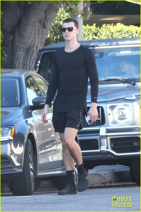Shawn Mendes Wraps Up His Week With A Workout Photo 4886133 Photos Just Jared Celebrity