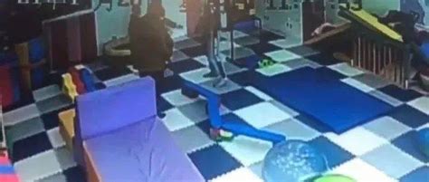 沈阳4岁娃独自上木马摔骨折早教中心老师让他锻炼独立品质 孩子 赔偿 女士