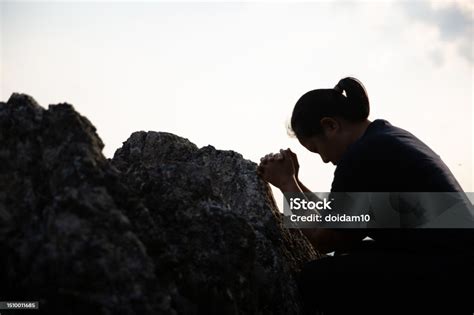 신에게 기도하는 여자 아시아 여성 성인 유행 모델 순간을 느끼고 즐기고 정상에서 행복을 느낀다 여성 기독교 숭배자 구조에 대한 스톡 사진 및 기타 이미지 Istock