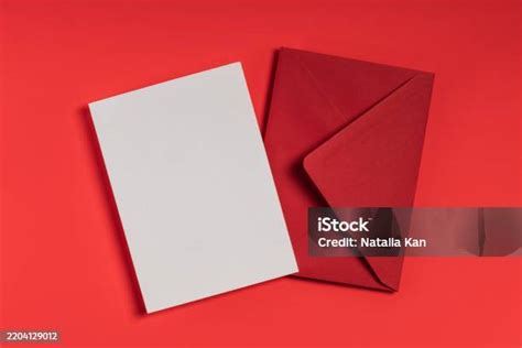 인사말 카드 초대장 모형 빨간 배경에 빨간 봉투와 빈 카드 0명에 대한 스톡 사진 및 기타 이미지 0명 National Womens Day 공란 Istock