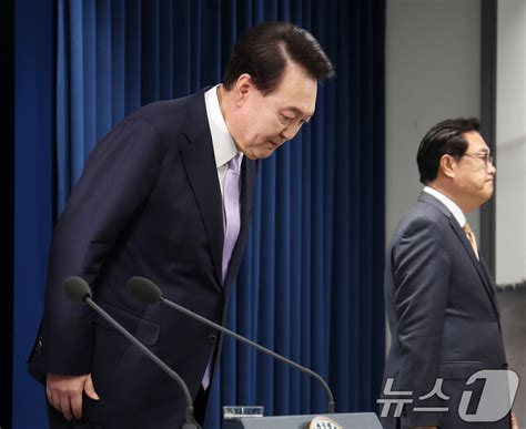 대국민담화 참석하며 인사하는 윤석열 대통령 뉴스1