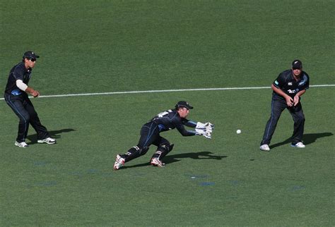 Luke Ronchi Watches The Ball Into His Gloves