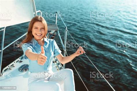 쾌활한 소녀 몸짓 엄지 손가락 올라 앉아 에 요트 갑판 옥외 강에 대한 스톡 사진 및 기타 이미지 강 관광 관광객 Istock
