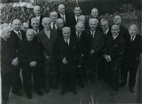 Iverieli ქუთაისის კლასიკური გიმნაზიის 1924 წლის კურსდამთავრებულთა ჯგუფი და გიმნაზიის პედაგოგები