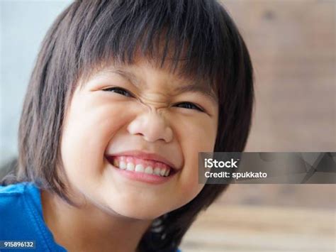 행복 한 남자 아이를 가까이 즐기는 생활을 미소입니다 행복 한 가족 개념입니다 귀여운에 대한 스톡 사진 및 기타 이미지 귀여운 머리 모양 명랑한 Istock