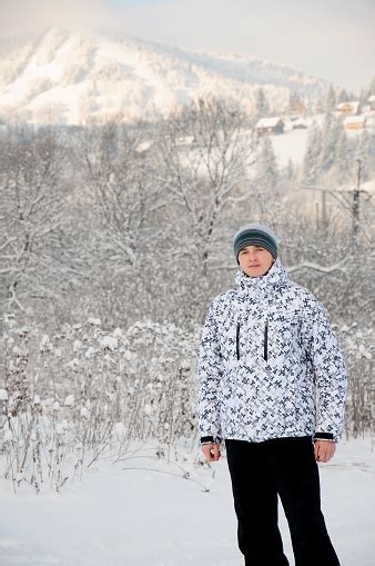 행복 한 사람 카 르 파 티아 산맥에 서 있다 에 숲과 스키 슬로프의 배경 닫습니다 겨울 자연입니다 무거운 눈이 내린다 건강한 생활방식에 대한 스톡 사진 및 기타 이미지