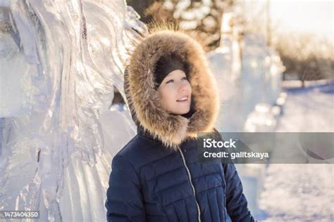 겨울 야외에서 얼음 가운데 아름다운 미소 젊은 여자 겨울 컨셉 30 34세에 대한 스톡 사진 및 기타 이미지 30 34세