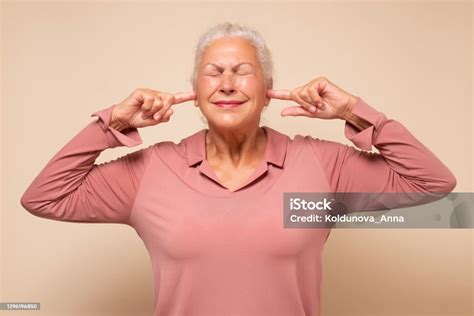 큰 소음을 피하기 위해 귀를 연결하는 화가 성가신 노인 여성 여자 노인에 대한 스톡 사진 및 기타 이미지 여자 노인 손가락을 귀에 귀 부분 Istock