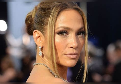 Jennifer Lopez Toujours Plus Sexy Elle Saffiche En Décolleté