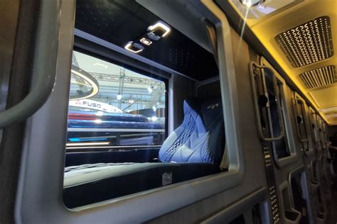 Foto Ragam Fasilitas Hiburan Yang Ada Di Sleeper Bus Layanan First Class