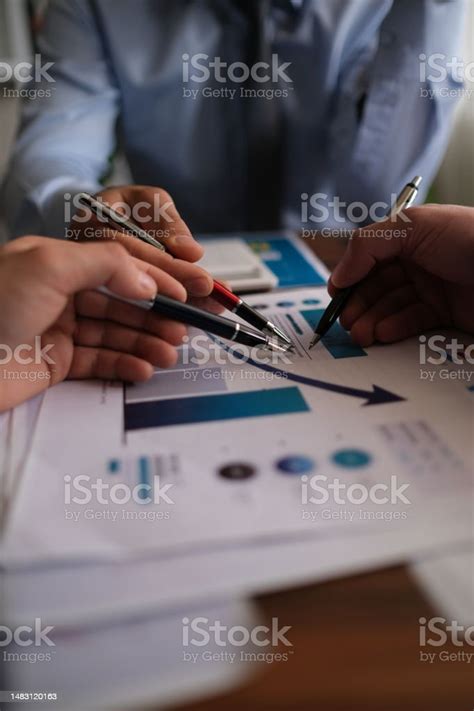 비즈니스 회계 개념 사무실에서 컴퓨터 노트북 예산 및 대출 종이와 계산기를 사용 하 여 비즈니스 사람 3 명에 대한 스톡 사진 및 기타 이미지 Istock