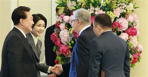 카자흐스탄 대통령과 인사하는 김건희 여사