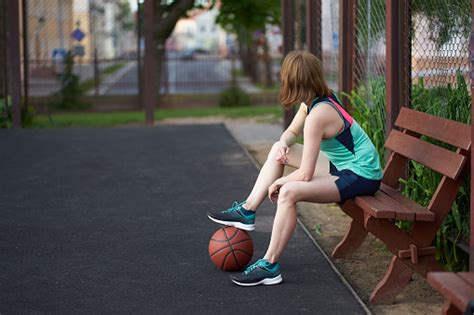 빨간 머리 마른 백인 소녀 와 공 에 이 땅 앉아 고 기다리는 에 A 게임 에 야외 농구 코트 가냘픈에 대한 스톡 사진 및 기타 이미지 Istock