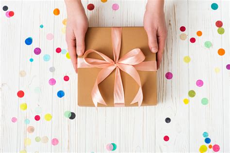 남자 손에 형형색색된 색종이와 흰색 나무 배경에 분홍색 나비 선물 상자를 들고 남자에 대한 스톡 사진 및 기타 이미지 남자 낮 놀라움 Istock