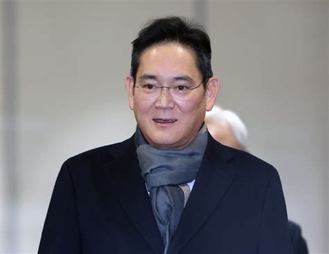 귀국한 이재용 얼굴에 미소…출장 성과 반도체가 90 한국경제