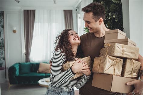 집에서 젊은 남녀 커플 서로에게 선물을 주고 아름다운 발렌타인 데이 또는 누군가의 생일을 즐긴다 18 19세에 대한 스톡 사진 및 기타 이미지 Istock