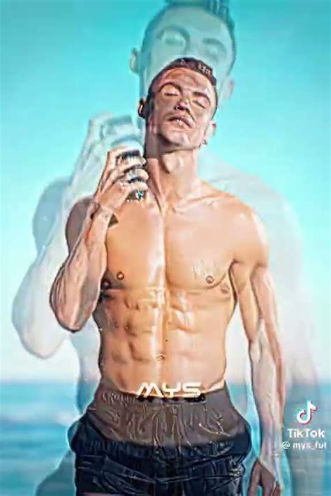 كريستيانو رونالدو يخرج من تحت الماء Youtube